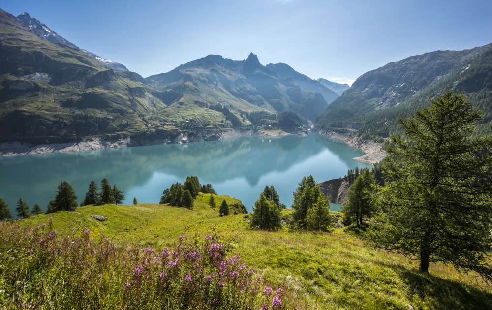 Tignes Le Lac Luxury Ski Chalets and Resort Information - White Blancmange